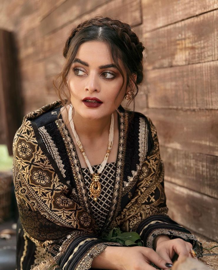 Minal Khan looks enthusiastic in black beauty, see photos